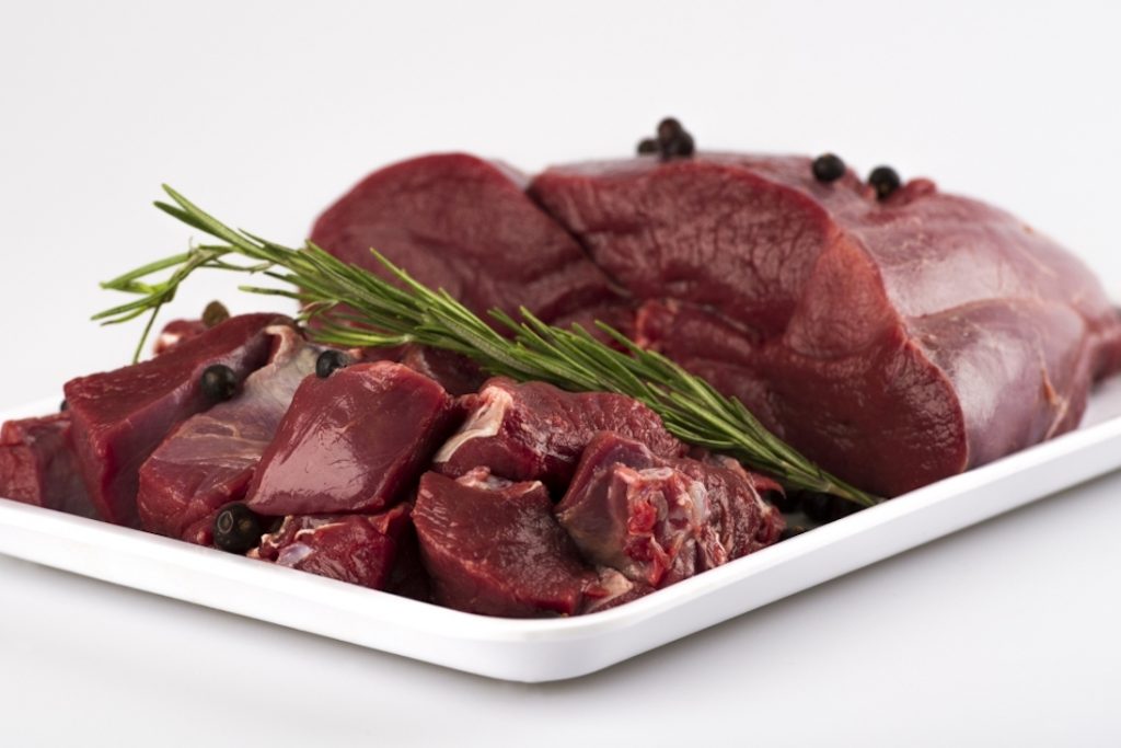 Ricette di selvaggina: filetto di cervo alle erbe di montagna con bacon ...